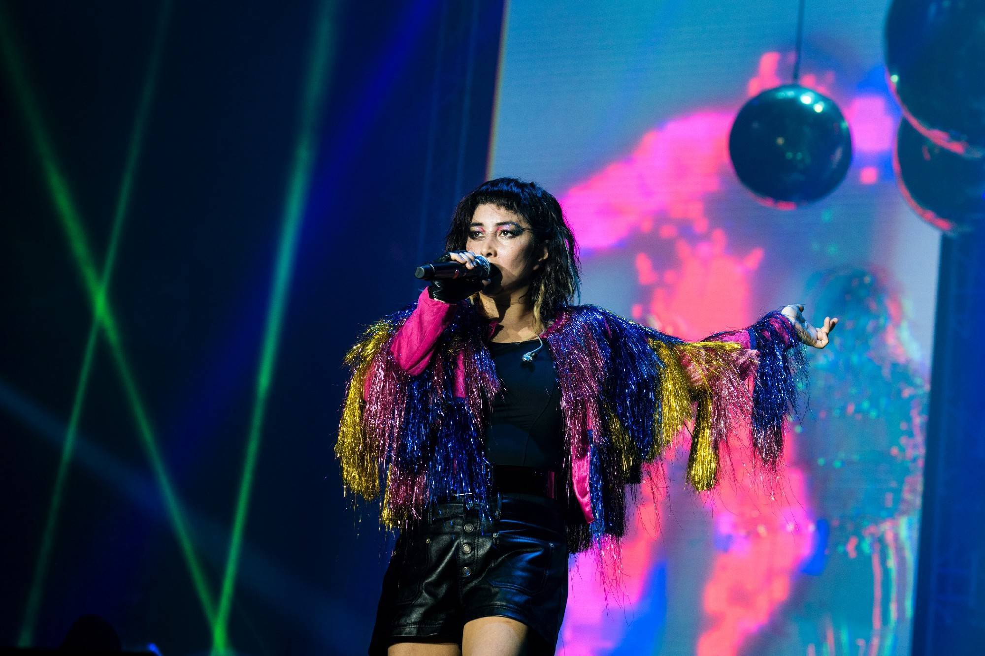 何超仪演唱会重现80年代Disco盛会 与老公陈子聪首合唱|何超仪|陈子聪|合唱_新浪新闻