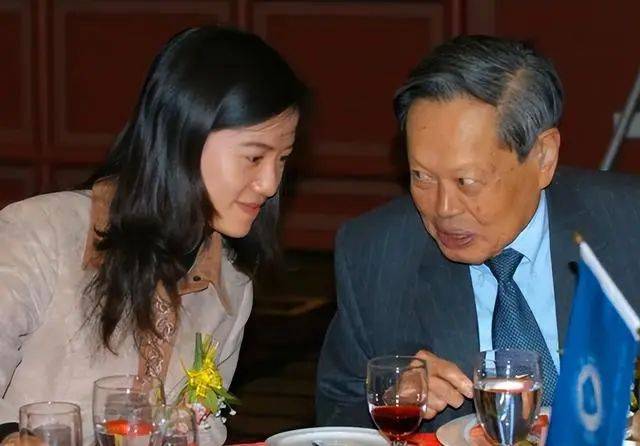 百岁杨振宁带翁帆聚会，眼神指挥威严十足，女方听话像小孙女_和翁_夫妇_视频|杨振宁|翁帆|孙女_新浪新闻