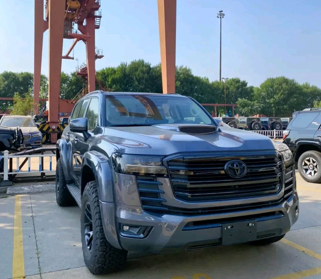 丰田兰德酷路泽LC300黑武士版本亮相 引擎盖进气 3.5T+10AT__财经头条