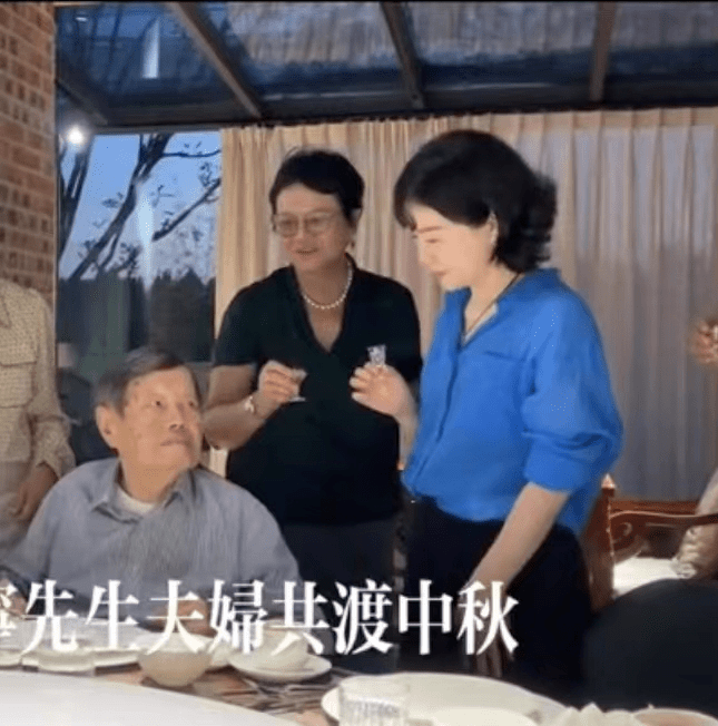 百岁杨振宁带翁帆聚会，眼神指挥威严十足，女方听话像小孙女_和翁_夫妇_视频|杨振宁|翁帆|孙女_新浪新闻