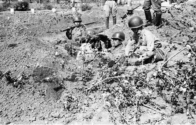 1947年解放战争时期的吉林长春 严密戒备中的国民党士兵__财经头条