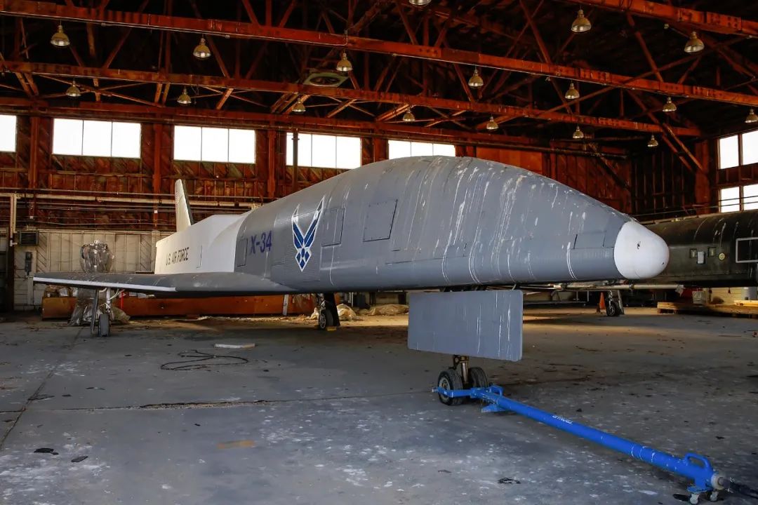 美国跨世纪空天飞机X-34， 如今到处都是鸟屎，锈迹斑斑成了垃圾|NASA|美国_新浪新闻