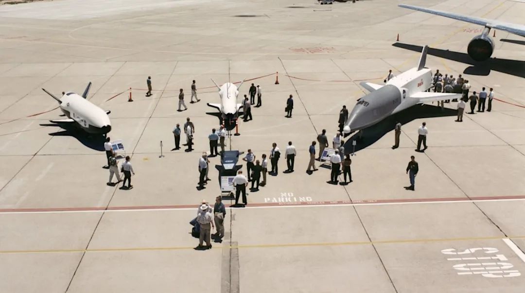 美国跨世纪空天飞机X-34， 如今到处都是鸟屎，锈迹斑斑成了垃圾__财经头条