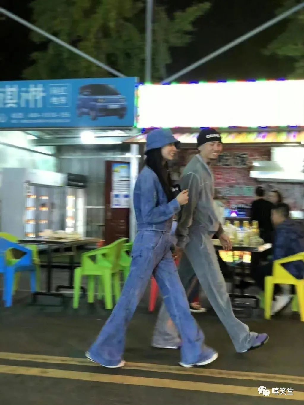 各种偶遇！马思唯和易梦玲逛夜市！刘聪、盛宇、西奥踢足球！|足球|刘聪|马思唯_新浪新闻