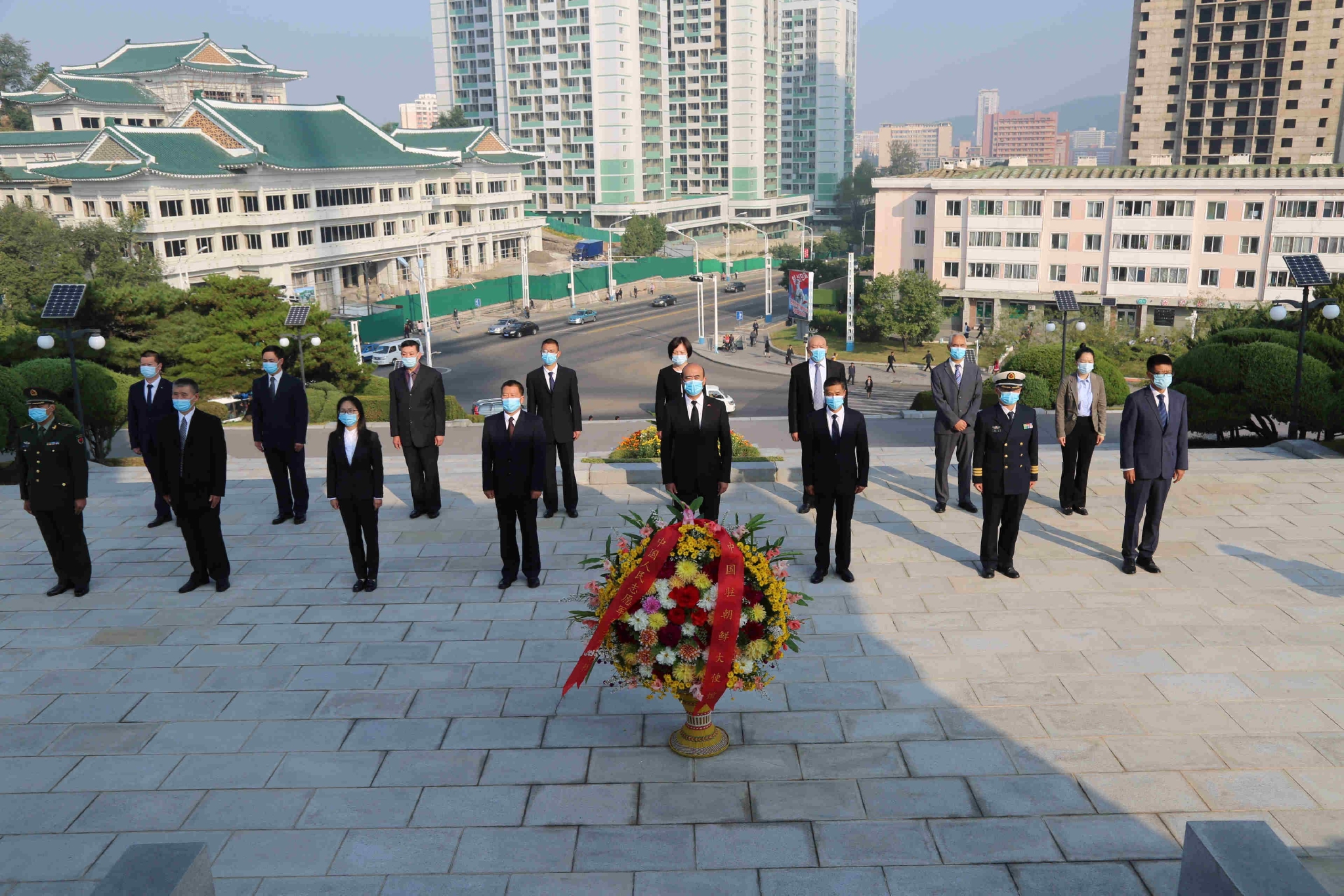 我驻朝使馆向平壤中朝友谊塔、兄弟山中国人民志愿军烈士陵园敬献花篮__财经头条