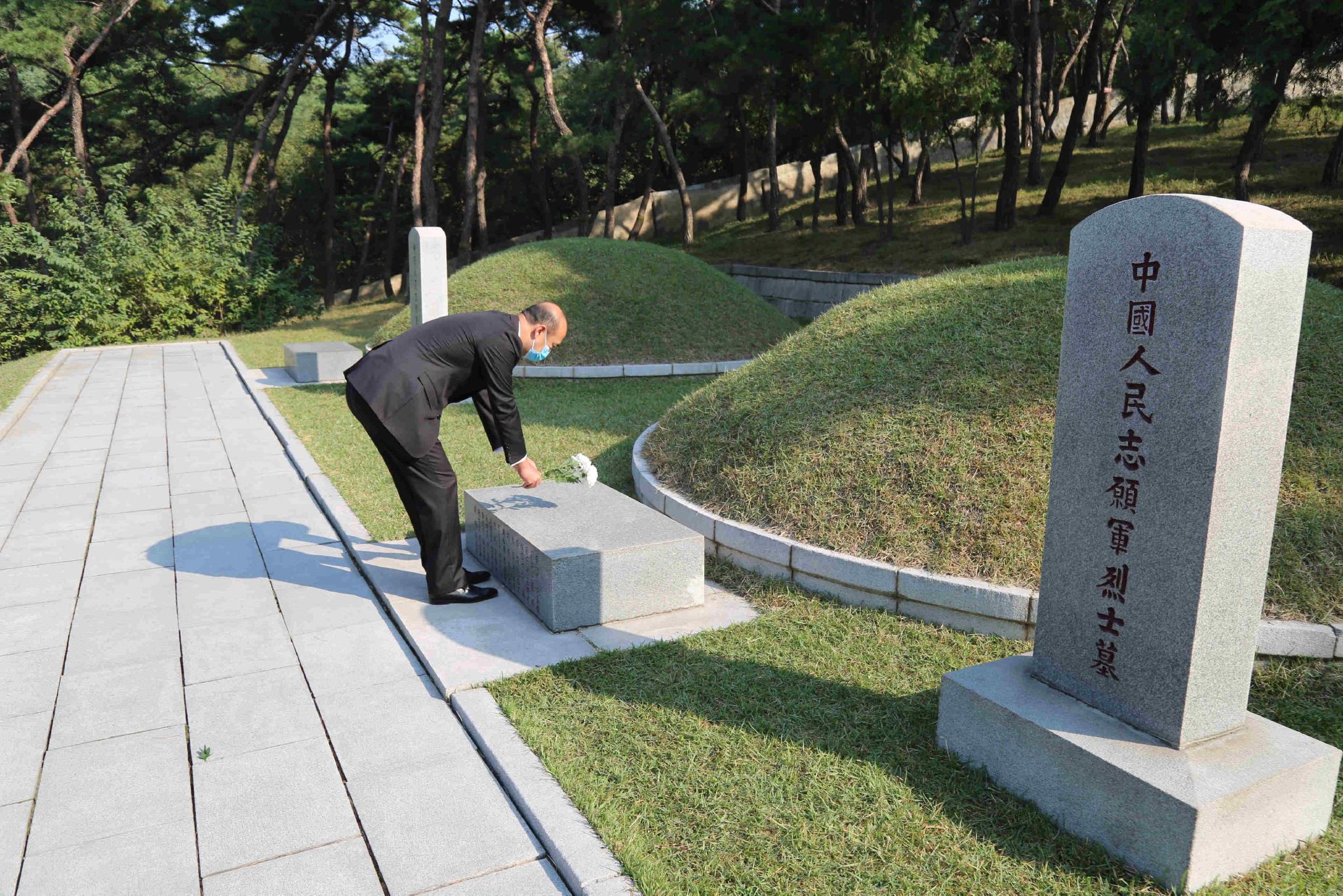 我驻朝使馆向平壤中朝友谊塔、兄弟山中国人民志愿军烈士陵园敬献花篮__财经头条