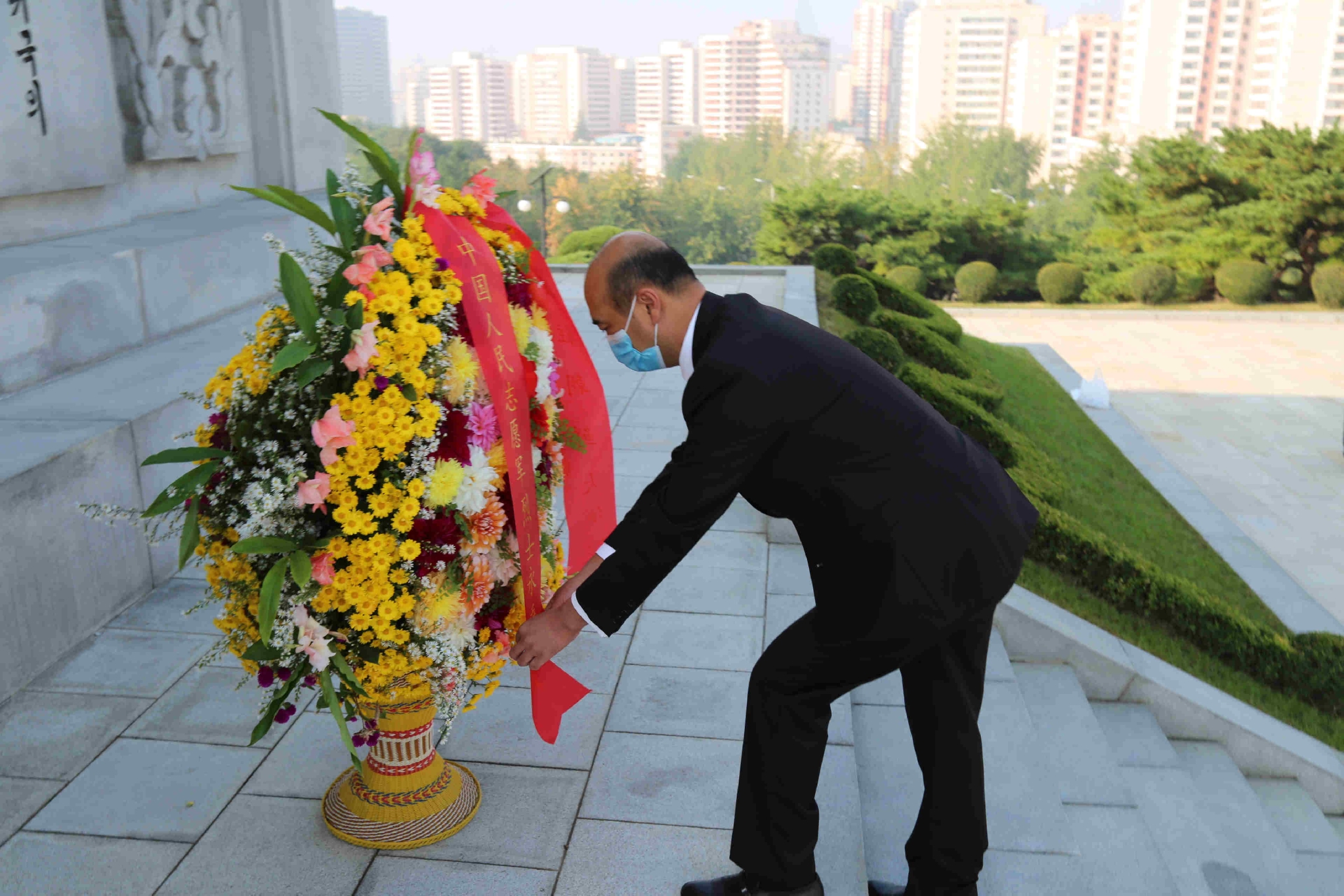 我驻朝使馆向平壤中朝友谊塔、兄弟山中国人民志愿军烈士陵园敬献花篮__财经头条