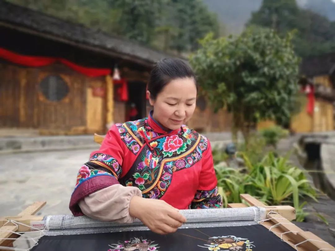 酉阳第一绣娘的“中国梦”：将苗绣做成奢侈品、新国潮！__财经头条