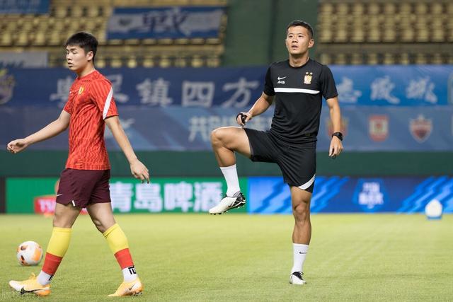 广州队训练场又来新人了!个个都来头不小,未来有望携手首秀 黄博文 郑智 谭凯元 新浪新闻