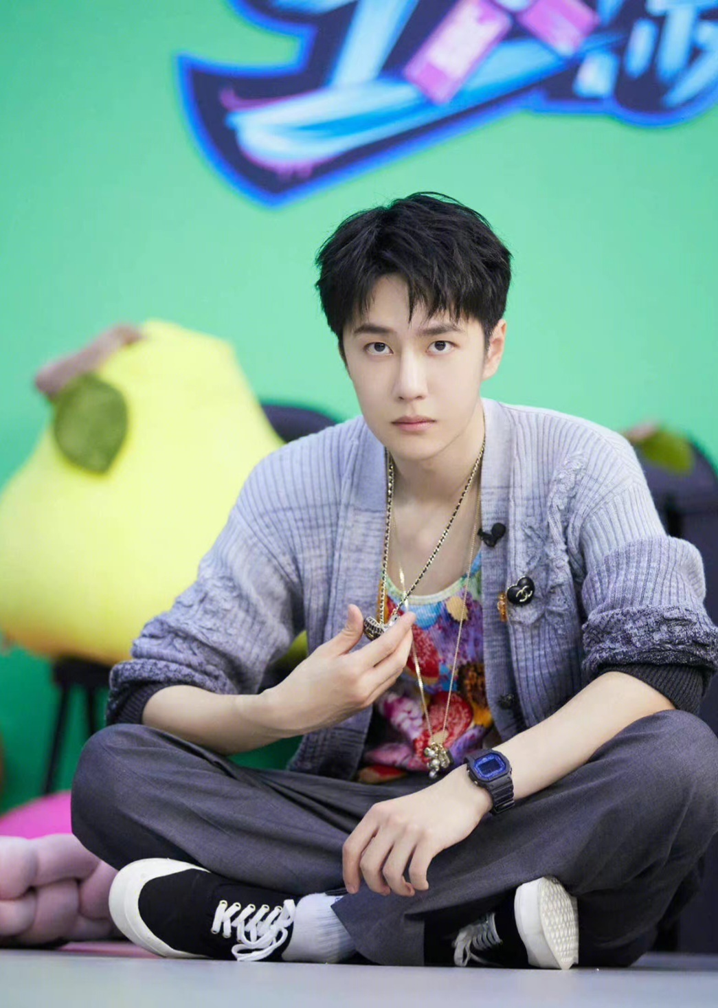 王一博《这就是街舞》穿搭，灰色渐变针织衫配长裤，帅气动感|这就是街舞|王一博|渐变_新浪新闻