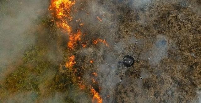 无人机搭配机器狗作战！中国这一幕令欧美直呼科幻：巷战场面火爆__财经头条