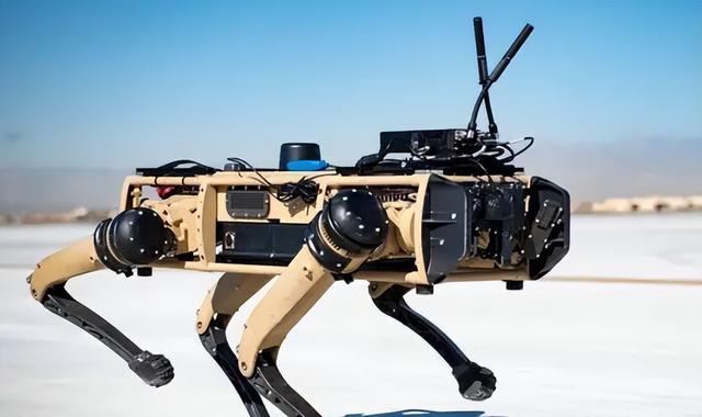 无人机搭配机器狗作战！中国这一幕令欧美直呼科幻：巷战场面火爆__财经头条