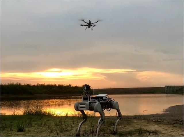 无人机搭配机器狗作战！中国这一幕令欧美直呼科幻：巷战场面火爆__财经头条