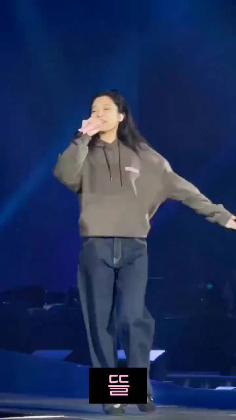 jennie回归演唱会彩排唱的好好听……|JENNIE|演唱会|BLACKPINK_新浪新闻