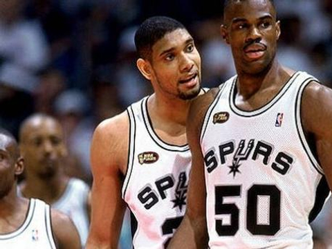 大卫罗宾逊，他到底是什么水平的一名球星？马刺辉煌有他的功劳吗|罗宾逊|海军上将|邓肯_新浪新闻