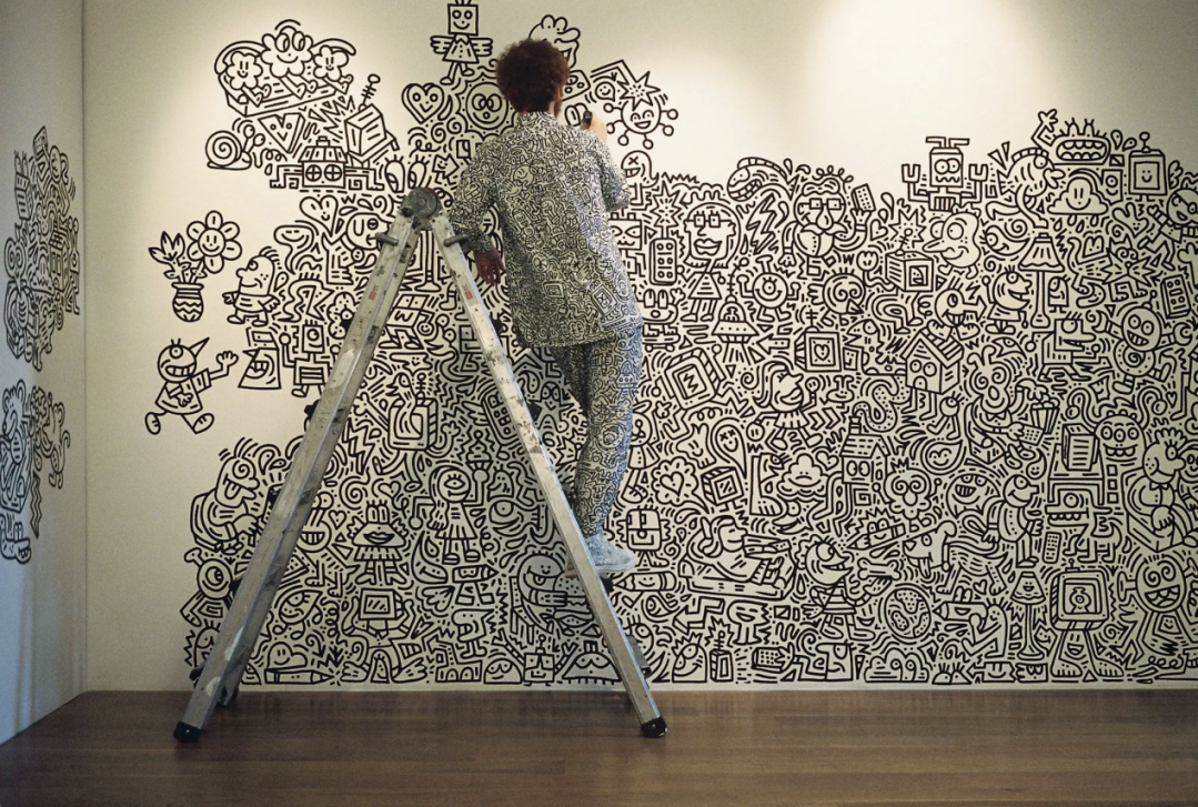 密恐慎入！他花两年时间把自己的房子画满涂鸦__财经头条