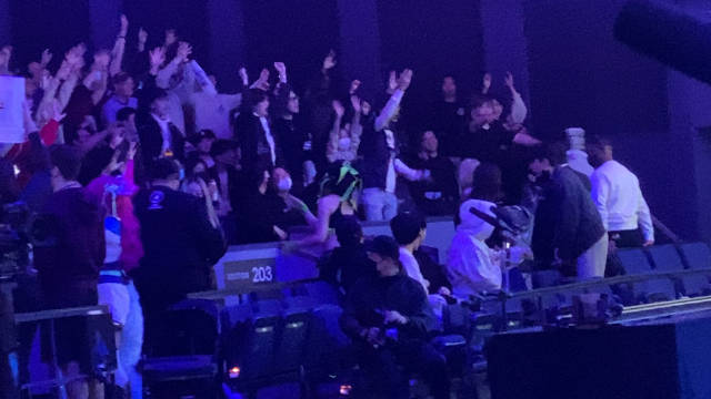 看热闹的ShowMaker和Canyon_新浪新闻