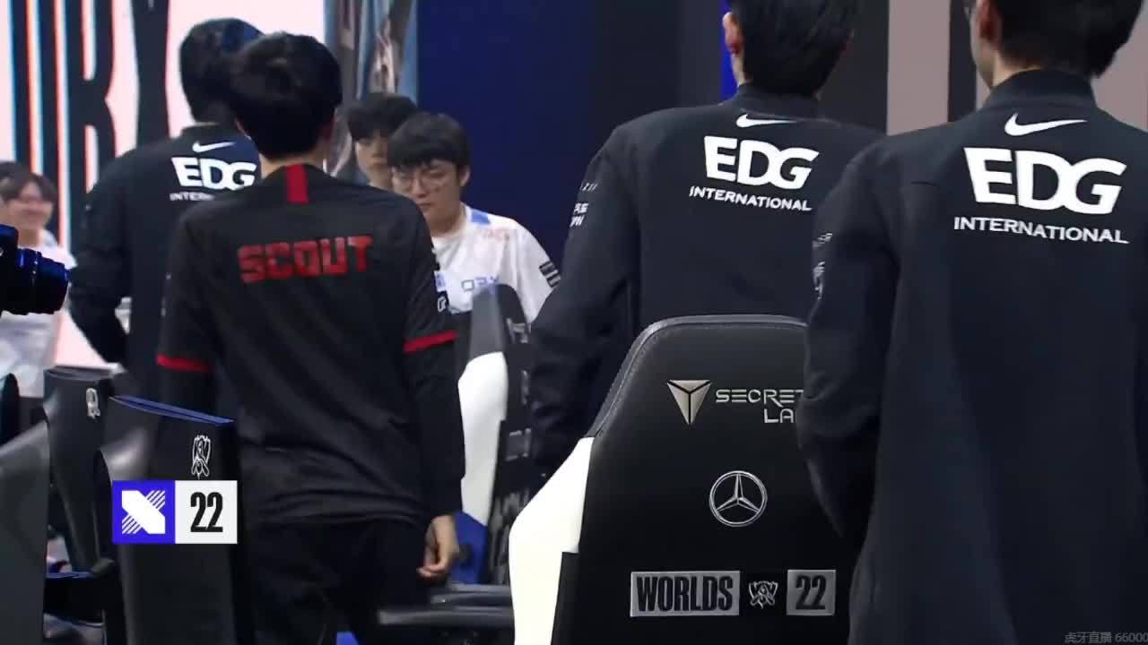 Deft最后和两位老队友都拥抱了|Deft|队友|meiko_新浪新闻