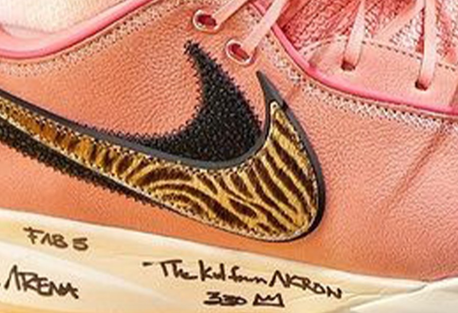 詹皇上脚 LBJ 20 新版本！网友：鞋都比湖人比赛好看……|湖人|皇上|勒布朗·詹姆斯_新浪新闻