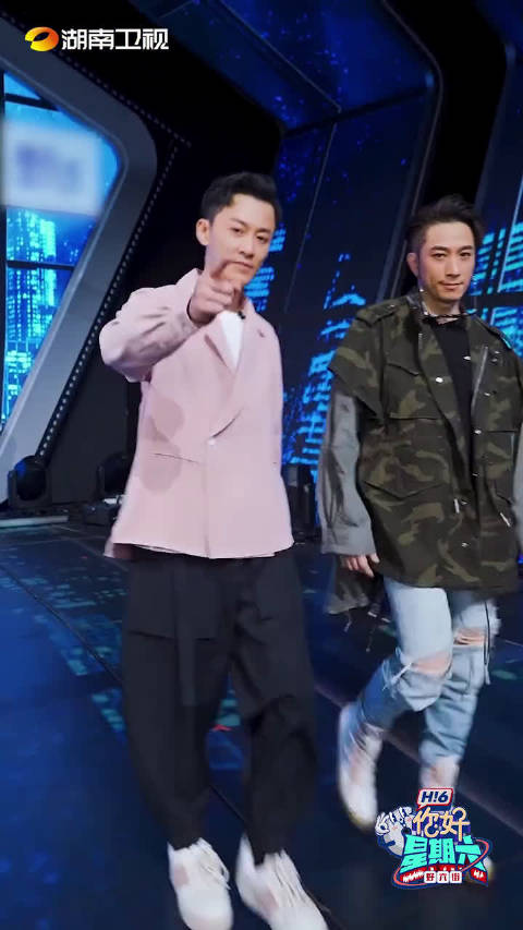 林峯吴卓羲出场自带大哥气场，林峯、吴卓羲披荆斩棘而来……_新浪新闻