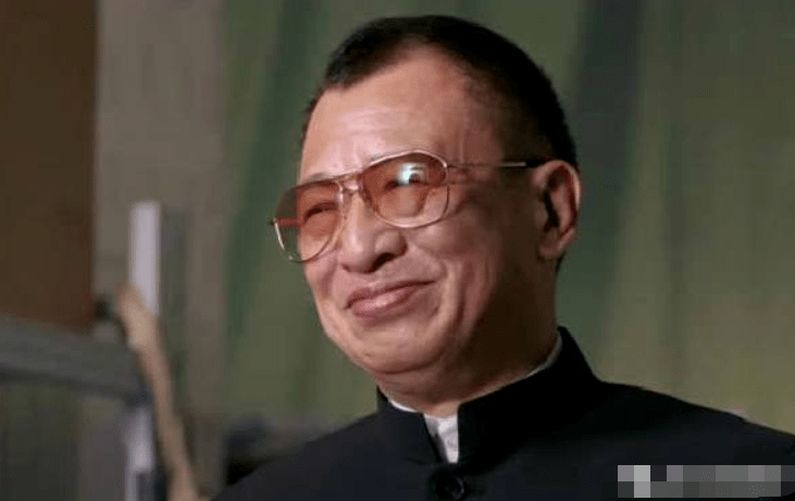 73岁许绍雄回国与众港星相聚！移民新加坡30年，女儿颜值令人惊讶_许惠菁_内地_观众|许绍雄|港星|新加坡_新浪新闻