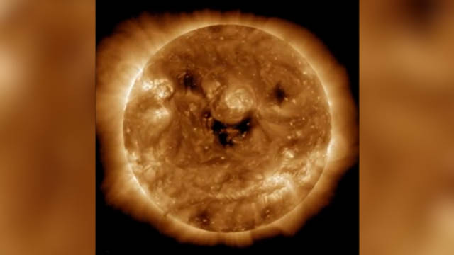 画面曝光！NASA捕捉到太阳“微笑”：黑点清晰 地磁暴或袭击地球|太阳|NASA|地球_新浪新闻