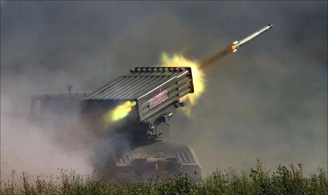 乌军缴获俄罗斯奇特轮式装甲车，可指挥龙卷风-G火箭炮快速反击|火箭炮|火箭弹|俄罗斯_新浪新闻