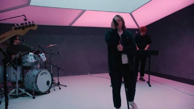 继续打单！ Lewis Capaldi 新专辑首单「Forget Me」最新 VEVO……|新专辑|Lewis Capaldi_新浪新闻