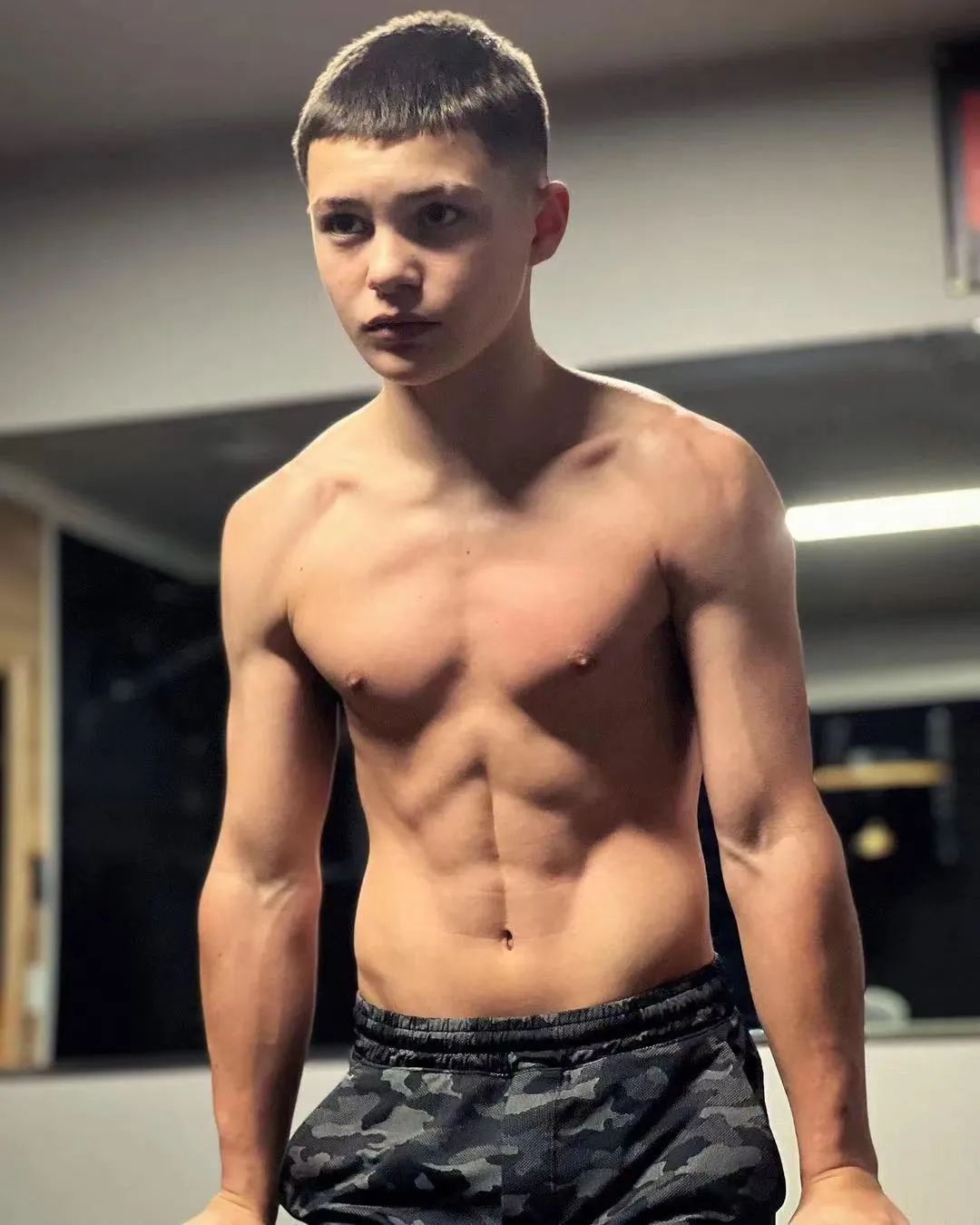 Travis Scott x AJ1「倒勾3.0」主演成为Jordan代言人，年仅16岁！|Travis Scott_新浪新闻