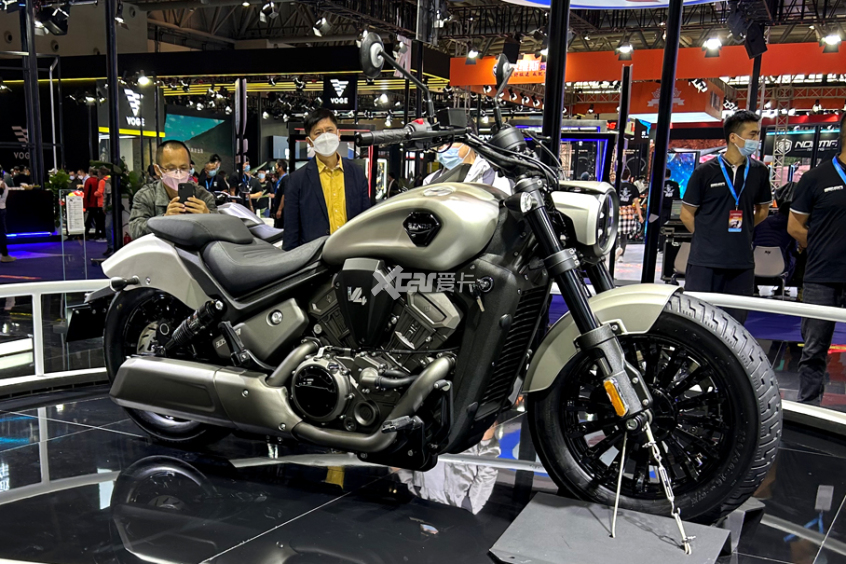 奔达黑旗500亮相重庆摩展 搭载V4发动机