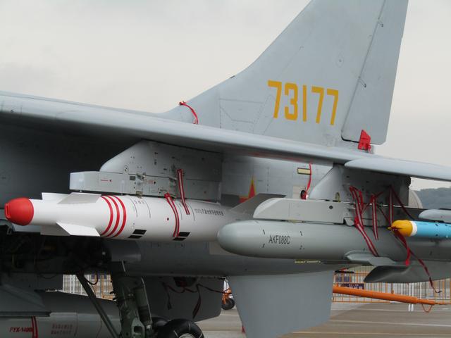 珠海航展抢先看：人民空军展示多种机载和防空武器