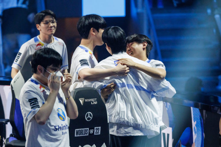 超级黑马DRX问鼎英雄联盟S12总冠军，Faker再度抱憾决赛|决赛|T1|英雄联盟_新浪新闻