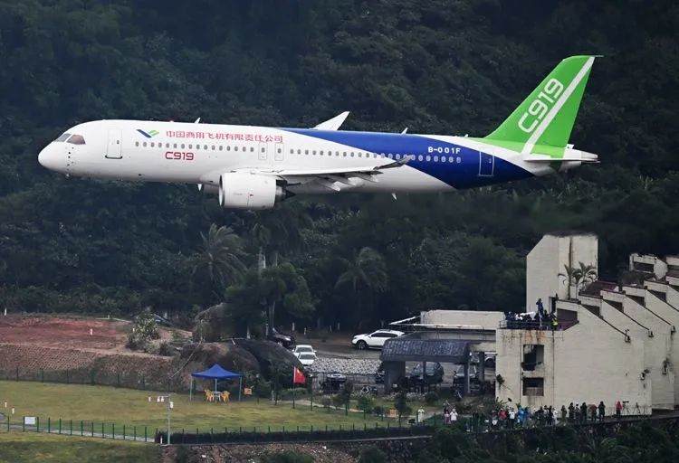 国产大飞机C919飞行训练，多图直击→|C919|国产大飞机|新京报_新浪新闻