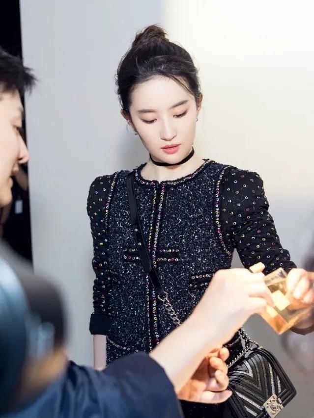 刘亦菲真是有颜任性，连穿土味绿色毛衣配皮裙，竟然还这么优雅__财经头条