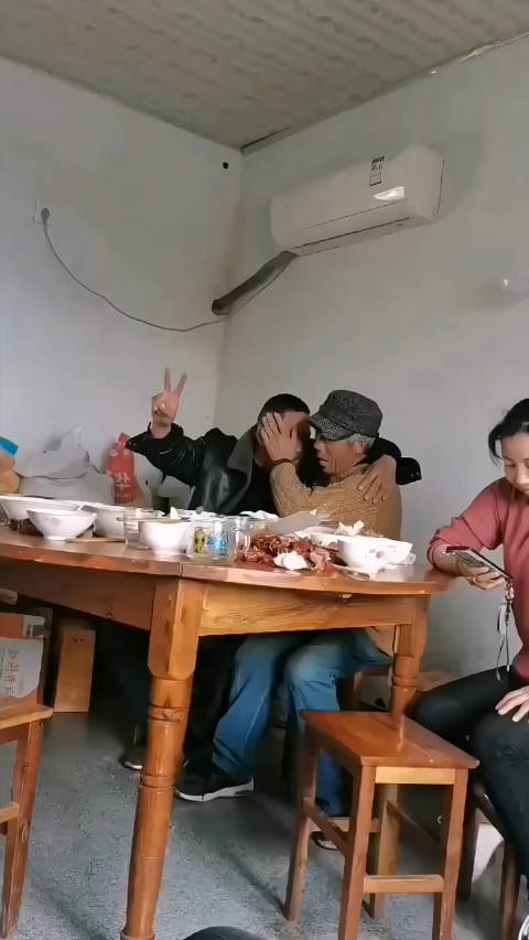 女婿回到丈母娘家，酒喝到点了跟老丈人诉苦，这是受了多大委屈呀|女婿|丈母娘|老丈人_新浪新闻