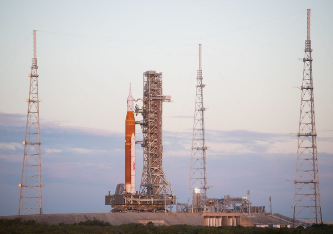 SLS又被推出来了 瞄准11月14日窗口发射