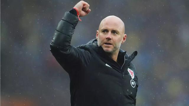 识帅｜老爹老妈织就足球梦 乡下男孩名震威尔士__财经头条