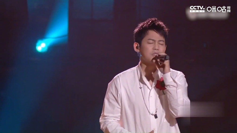 快来看实力歌手@苏醒AllenSu 的《秋天》舞台呀！_新浪新闻