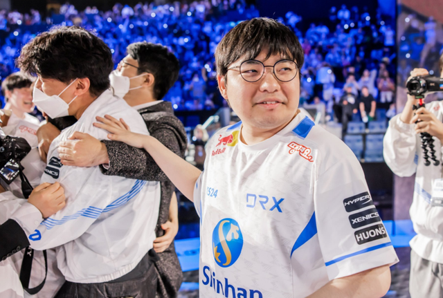 Beryl直播玩原神，人气竟然超越deft？怪不得皮肤选艾希