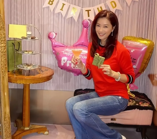 香港名模再婚成TVB主席夫人！49岁仍风韵犹存，遭前夫出轨背叛|彭文坚|再婚|出轨_新浪新闻