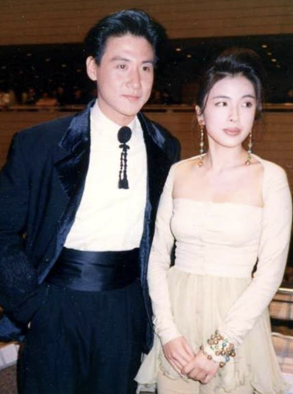 张学友17岁小女儿罕见露脸，与知名画家联名办画展，长相像罗美薇|张学友|张瑶萱|画展_新浪新闻