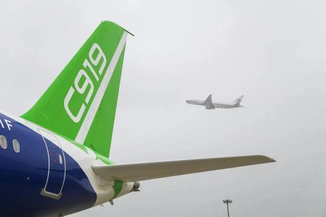 试飞成功！东航C919第一批飞行员亮相|C919_新浪财经_新浪网