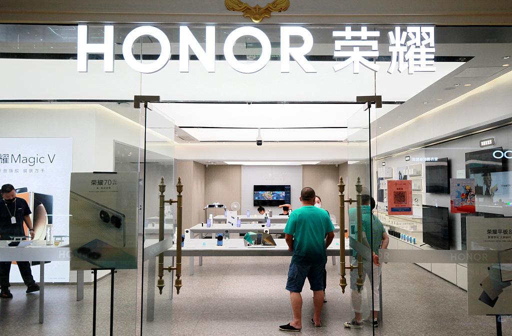 荣耀推出独立操作系统，第三季度手机出货量排第三但同比下滑16%__财经头条