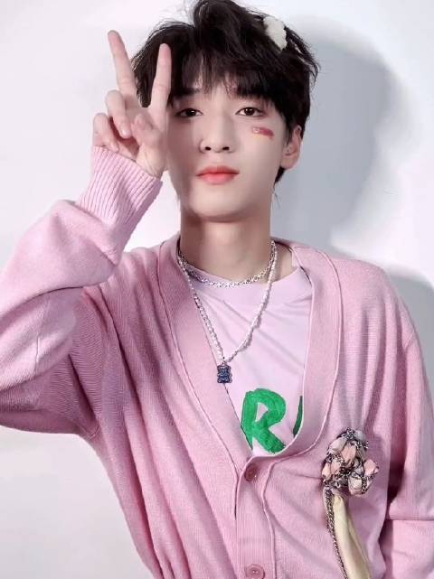 严浩翔《 有你的季节》卡点拍照 酷boy变可爱|严浩翔| 有你的季节|时代少年团_新浪新闻