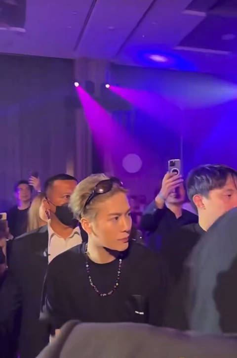 王嘉尔喜欢夜店_新浪新闻