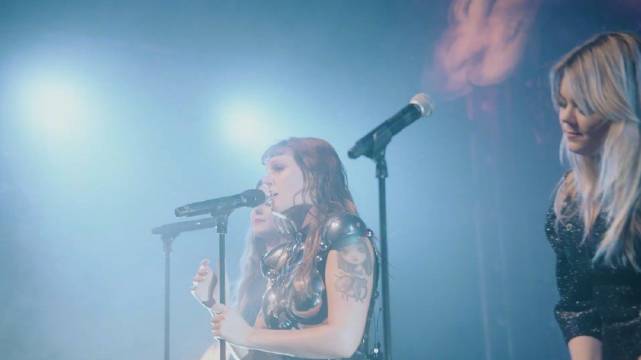 Tove Lo 最新演唱会现场带来了歌曲「Cute & Cruel」的现场表演……|Tove Lo|表演|演唱会_新浪新闻