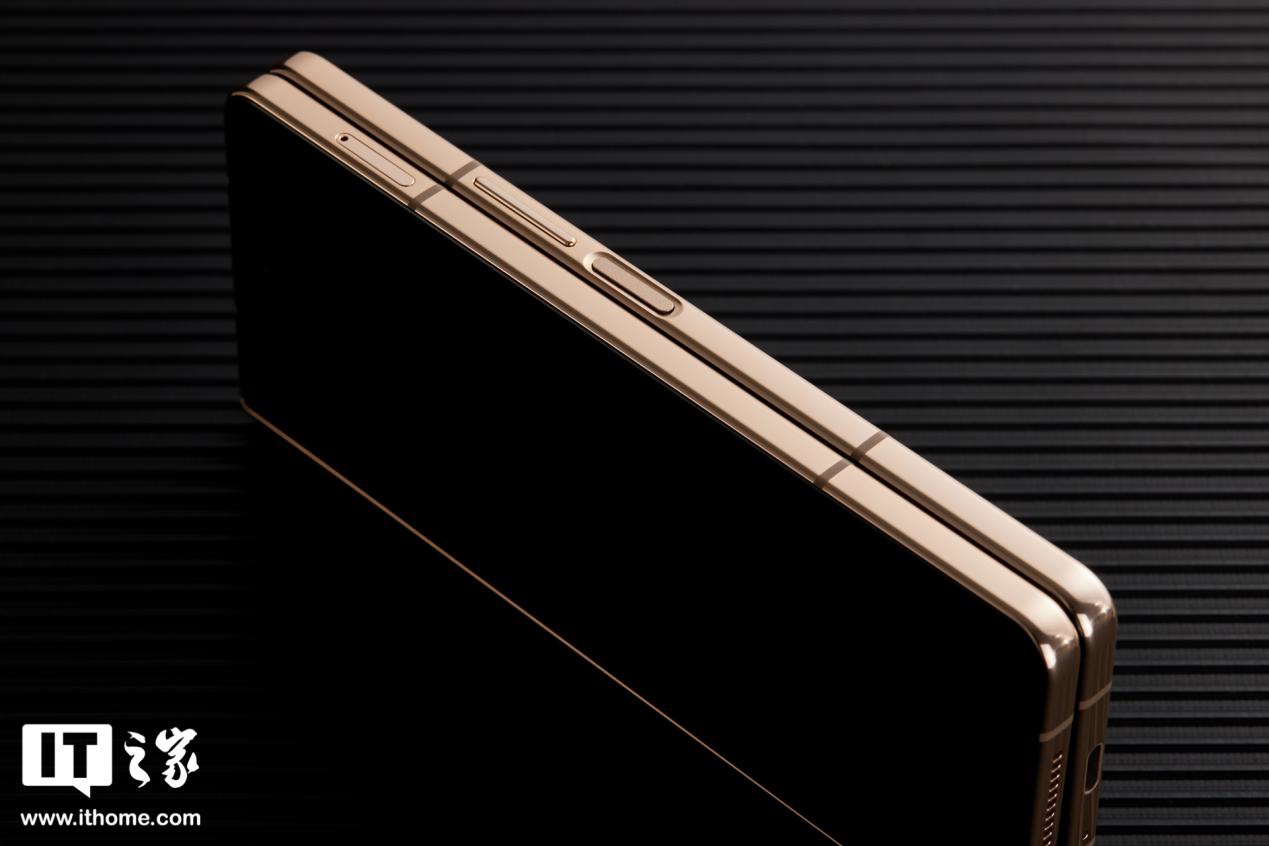 【IT之家开箱】三星心系天下 W23 手机图赏：黑金折叠，奢华尊贵__财经头条