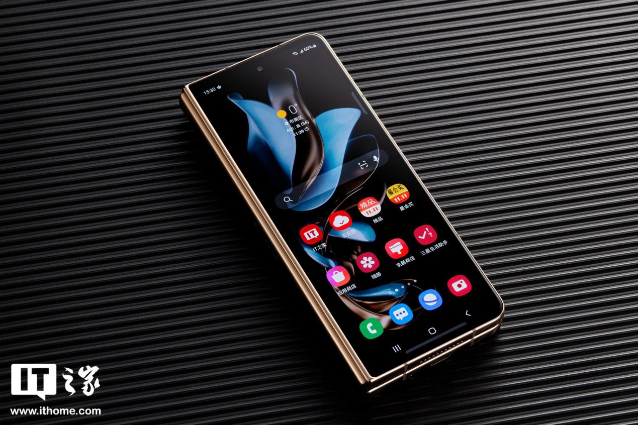 【IT之家开箱】三星心系天下 W23 手机图赏：黑金折叠，奢华尊贵__财经头条