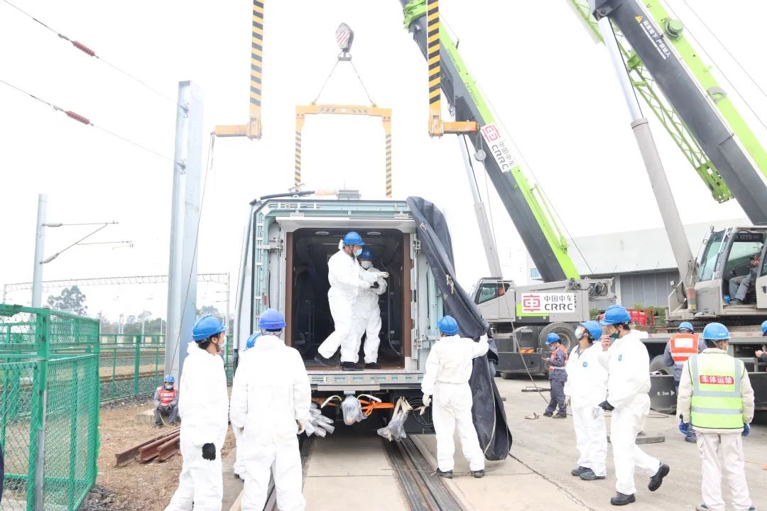 时速160km/h市域4A型车率先示范 成都19号线二期首列车到段__财经头条