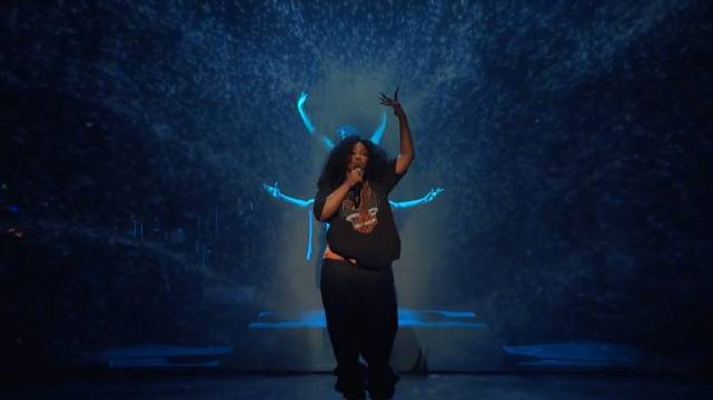 SZA 于近日在 SNL 带来了新单曲「Shirt」的首次表演……_新浪新闻